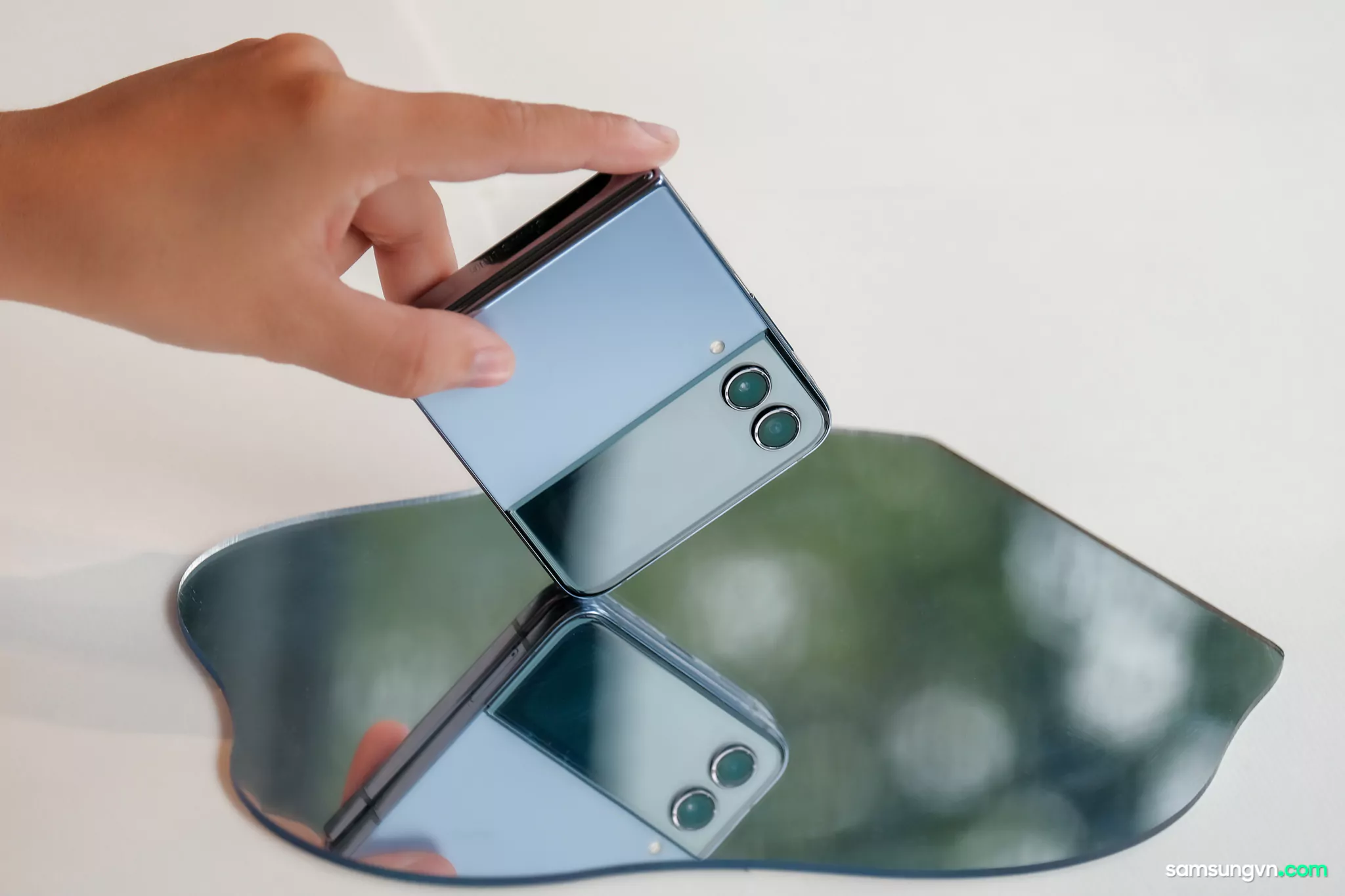 Mở hộp Galaxy Z Flip4 (Xanh Lovebird): hoàn thiện hơn, FlexCam thú vị
